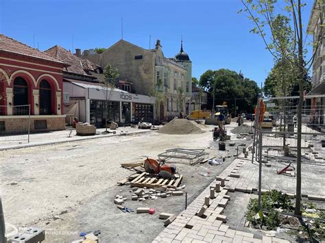 Въпреки уверенията първият етап от ремонта на центъра на Добрич не е завършен СНИМКИ Про