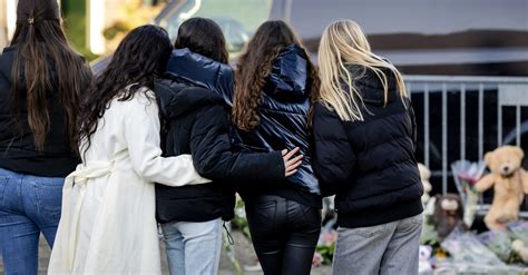 Tranen En Steun Bij Herdenkingsplek Voor Doodgestoken Meisje In