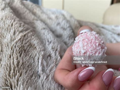 핑크 손톱과 매니큐어와 아름다운 여성의 손은 아름다운 핑크 맛있는 달콤한 사탕을 들고있다 귀여운에 대한 스톡 사진 및 기타 이미지 귀여운 금색 눈 신체 부분 Istock