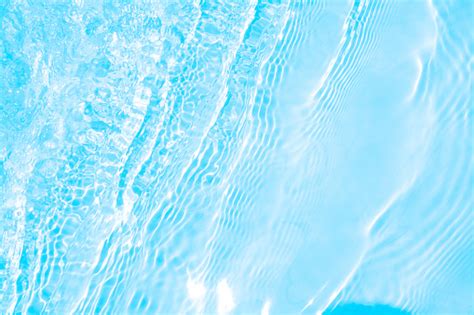 흐릿한 투명한 파란색의 맑고 잔잔한 물 표면 질감과 스플래시 및 거품 트렌디 한 추상적 인 자연 배경 햇빛 속의 물파 물 배경 0명에 대한 스톡 사진 및 기타 이미지
