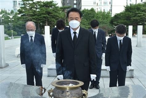 임태희 경기도교육감 1일 현충탑 참배로 공식 일정 시작
