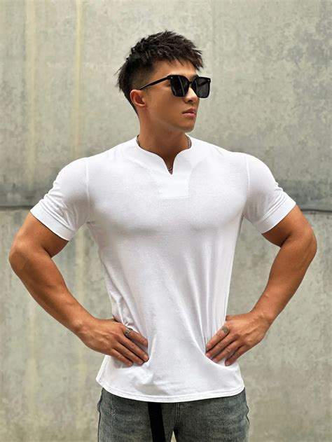 2022 새로운 도착 V 목 짧은 소매 남자 티셔츠 슬림 맞는 T 셔츠 남자 스키니 캐주얼 여름 Tshirt Camisetas