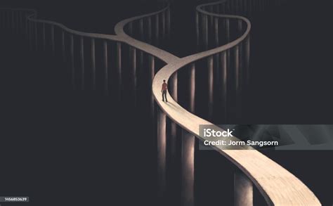 선택의 개념 예술 성공 외로움 길을 잃어버린 길과 미스터리 초현실적 인 풍경화 도로와 외로운 남자 상상력 작품 개념적 삽화 미스터리 풍경 사람들에 대한 스톡 벡터 아트 및