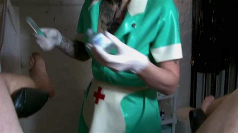 Cruel Nurse Gives Scrotal Injection Vídeos Porno