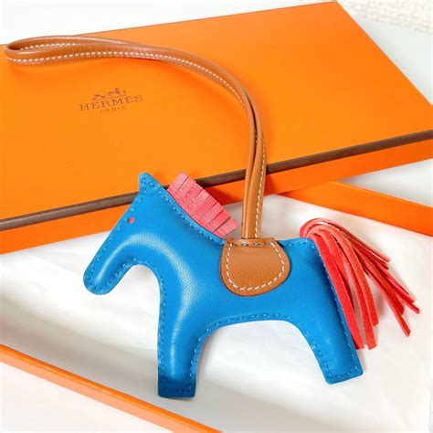 憧れの Hermes ロデオpm バッグアクセサリー ブルー×レッド チャーム メルカリ