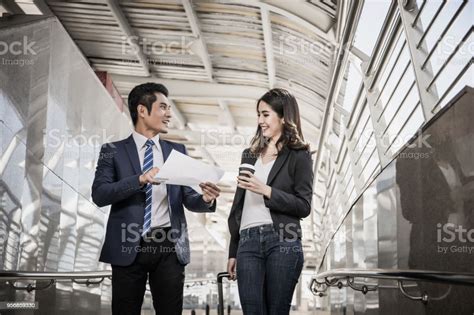 두 비즈니스 사람들이 여행로 이동 하기 전에 회의의 초상화 비즈니스 여행 컨셉 2명에 대한 스톡 사진 및 기타 이미지 2명 가방 공항 Istock