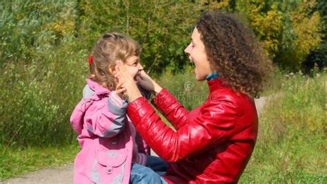 Молодая женщина в кровати с ее молодым сыном Мама и сын просыпая вверх совместно видеоматериал