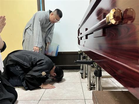 一個月過去了 還是無法想象 祢已經離開我了 爸 媽 謝謝祢們的愛 祢們對我的愛從來沒有不見