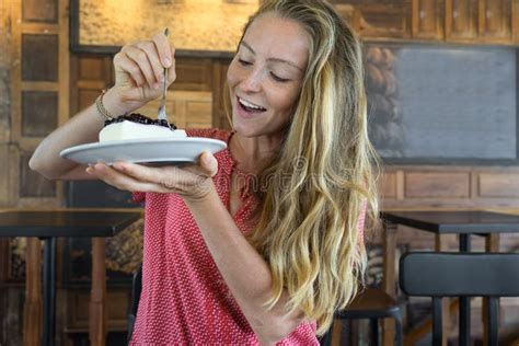 La Ragazza Mangia Il Dolce La Ragazza Fresca Con Il Dolce Fotografia
