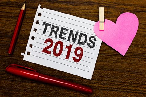 단어 쓰기 텍스트 동향 2019 다가오는 년 일반적인 경향이 널리 논의 온라인 노트북 조각 종이 마커 옷 핀 하트 나무 배경