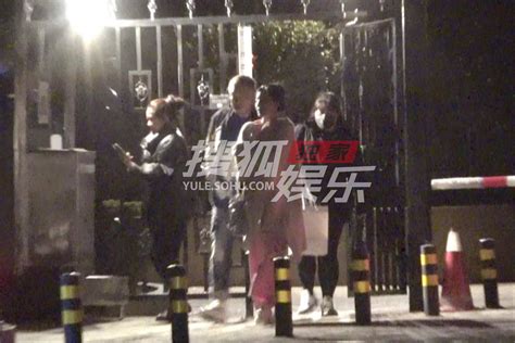 独家范冰冰粉嫩装扮现身 从公司辗转小区忙到深夜