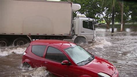 Vídeo Chuva forte causa estragos e inundações em vários pontos do DF