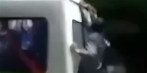 Homens são flagrados pegando Carona em traseira de Van imagens