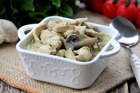 Бефстроганов из курицы с грибами со сметаной 10 фото в рецепте