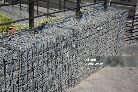 와이어에 돌으로 현대 Gabion 울타리 메쉬 가 비온 와이어 메쉬 펜싱 자연 돌 0명에 대한 스톡 사진 및 기타 이미지 0