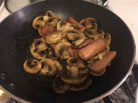 Liya小廚房 Vienna Sausage炒磨菇