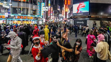 Halloween In Shibuya Tourists Urged To Stay Away From Famous Tokyo