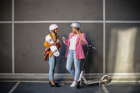 여성 동료 근로자가 도보 및 전기 스쿠터 스톡 사진 작업하기 위해 출퇴근합니다 20 29세에 대한 스톡 사진 및 기타 이미지 20 29세 25 29세 2명 Istock