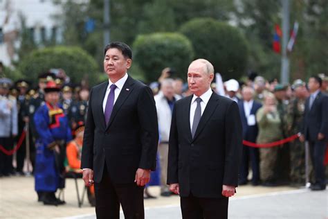 Ерөнхийлөгч У Хүрэлсүх В В Путин нар Г К Жуковын хөшөөнд цэцэг өргөв