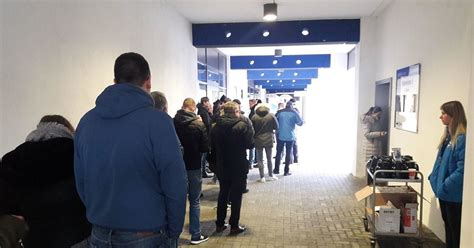 Hsv Karten Wieder Schlange Vor Dsc Geschäftsstelle Nwde