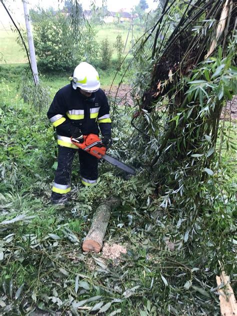 Powalone Drzewo Ochotnicza Stra Po Arna W Zakliczynie