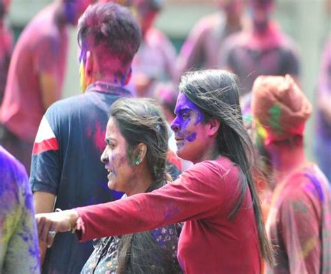 वाराणसी में मुस्लिम महिलाओं ने खेली होली कहा होली के रंगों की लालिमा