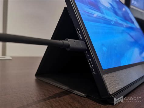 Meet The Portable Gaming Monitor The Asus Rog Strix Xg17