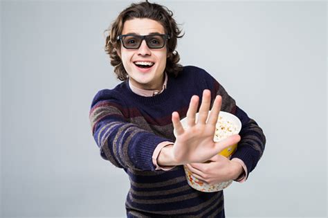 젊은 잘 생긴 남자 와 3d 안경 과 들고 큰 양동이 의 팝콘 위에 고립 된 흰색 배경 가리키기에 대한 스톡 사진 및 기타 이미지 가리키기 공란 남자 Istock