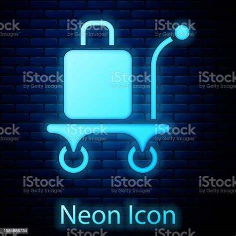 빛나는 네온 트롤리 여행 가방 아이콘은 벽돌 벽 배경에 분리되어 있다 여행 수하물 표시 여행 수하물 아이콘입니다 벡터 가방에 대한 스톡 벡터 아트 및 기타 이미지 Istock