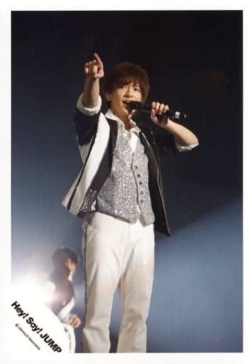 駿河屋 Heysayjump知念侑李ライブフォト・膝上・衣装白黒銀・右手指差し・左手マイク・体右向き・目線左上公式生写真（男性生写真）