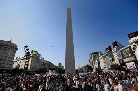 40 Fotos Del Tetazo Que Se Realizó En El Obelisco Infobae