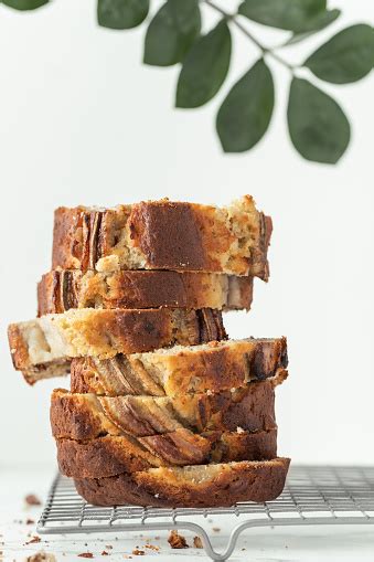 흰색 배경에 신선한 바나나 빵 냉각 랙의 수제 핫 패스트리 0명에 대한 스톡 사진 및 기타 이미지 0명 갈색 건강한 생활방식 Istock