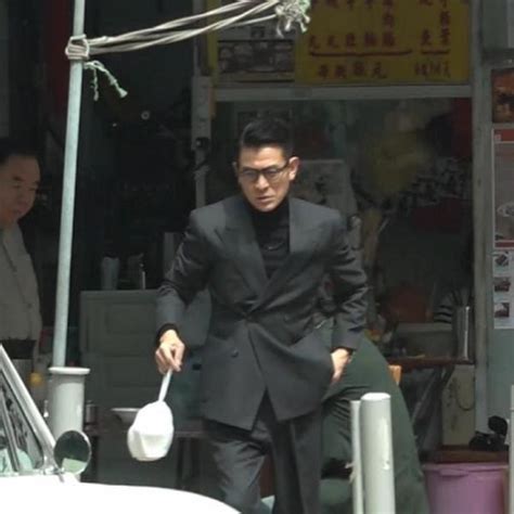 60岁刘德华素颜出镜 头发根部全白也难掩帅气 上海热线