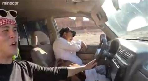 نام فجأة وهو يقود المركبة شاهد شاب سعودي ينفذ عدة مقالب في سائح