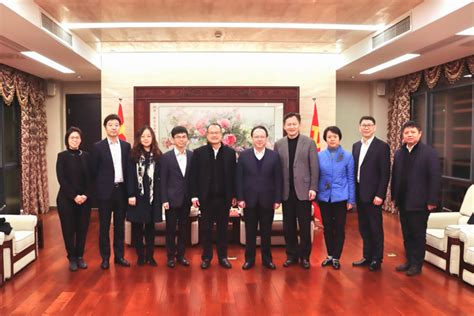 蔡冠深博士应邀访问南京大学 香港新华集团