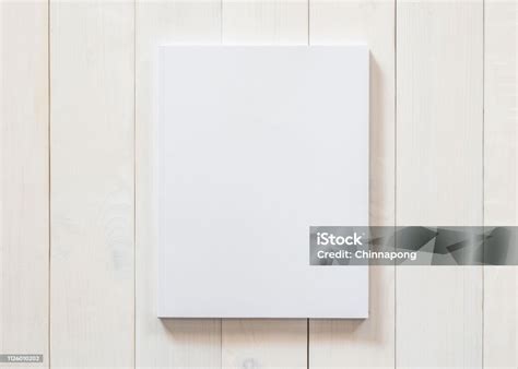 실물 책 커버 빈 A4 크기 종이 표지 책 이랑 카탈로그 잡지 포트폴리오 전면 나무 테이블에 흰 표면에 보기 위해 페이지와 메뉴 디자인 서식 파일에 대 한 인공적인에 대한