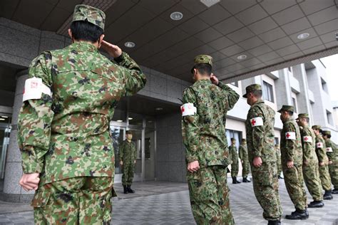 【動画】大阪に派遣の自衛隊看護官ら7人、伊丹駐屯地で出発式 産経ニュース