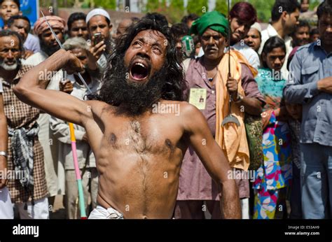 Fakir Self Mortification Fotos e Imágenes de stock Alamy
