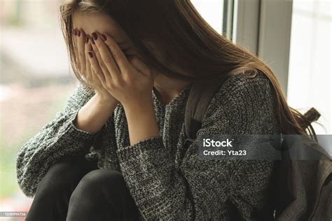 괴롭힘 학생 젊은 여자는 때문에 남성 교사에서 성추행의 학교에서 울고 우울한 십대를 화나게 성희롱에 대한 스톡 사진 및 기타