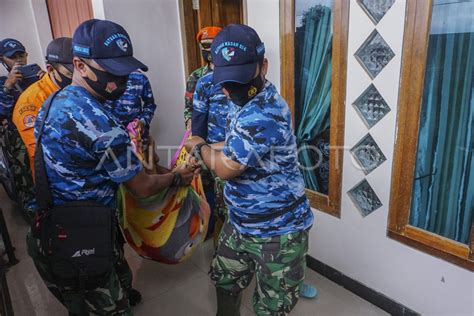 PRAJURIT TNI AU EVAKUSI WARGA SAKIT TERDAMPAK BANJIR ANTARA Foto