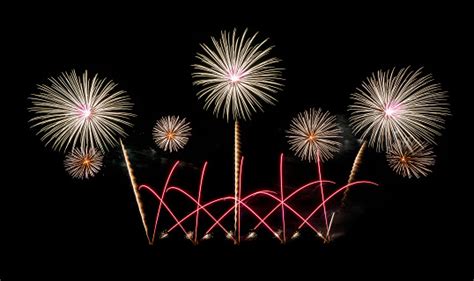 밤에는 국제 불꽃 축제 전시 휴일 축 하에서 다채로운 불꽃 놀이의 다양 한 블랙에 고립 새 해 복 많이 받으세요 배경입니다 12