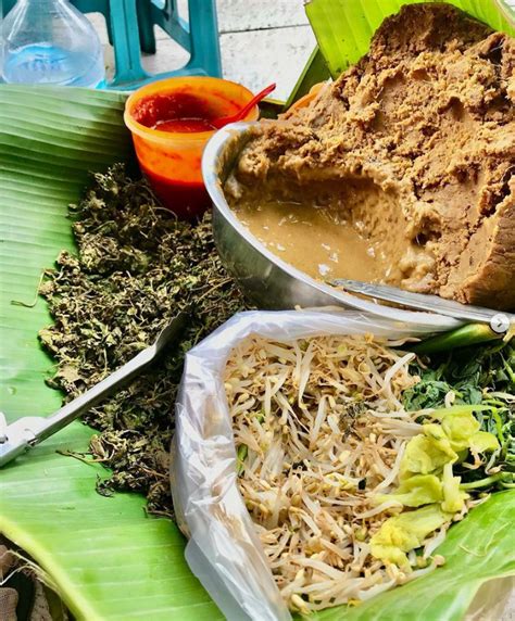 Pecel Semanggi Intip Keunikan Kuliner Legendaris Surabaya Ini