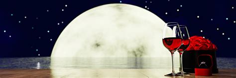 반짝이는 나무 갑판에 투명한 유리로 레드 와인 결혼 제안을위한 낭만적 인 장면 커플 장미 꽃다발 다이아몬드 링 배경 보름달 밤 자연 바다에 반사 3d 렌더링 붉은 포도주에