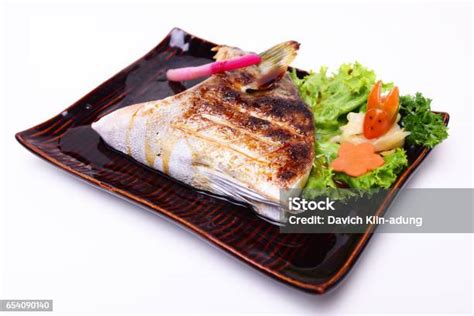 검은 대구 구이 옐로 테일 칼라 구이 부리 카마 흰색 배경에 고립 된 전통 일본 음식 0명에 대한 스톡 사진 및 기타 이미지