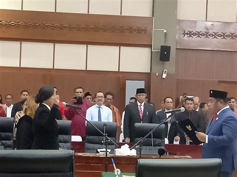 Ketua DPRD Maluku Lantik Welna Tina Tetelepta Resmi Menjadi Anggota