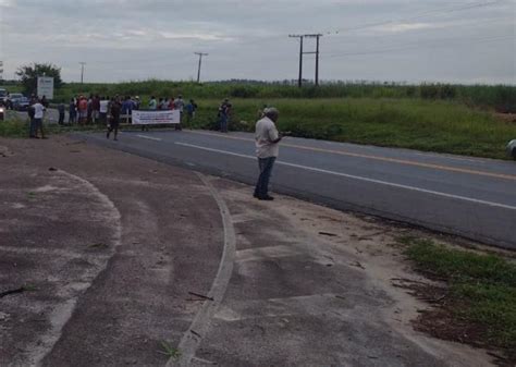 Manifestantes também interditam a BR 101 em Conceição da Barra ES HOJE