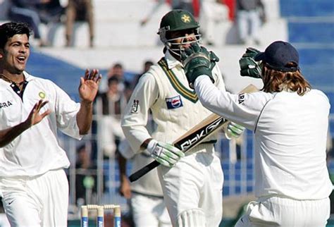 Rudra Pratap Singh And Mahendra Singh Dhoni Celebrate Shoaib Maliks