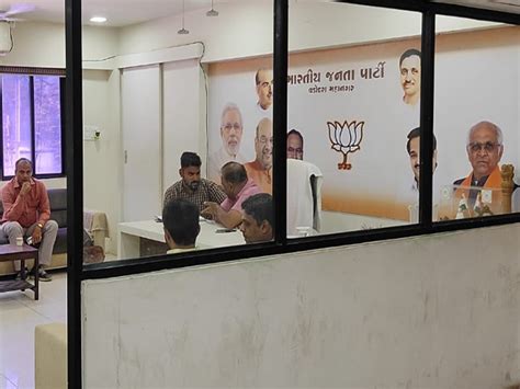 વડોદરામાં ભાજપ કોગ્રેસના શહેર પ્રમુખો કાર્યાલયમાં હાજર પ્રચાર માટે