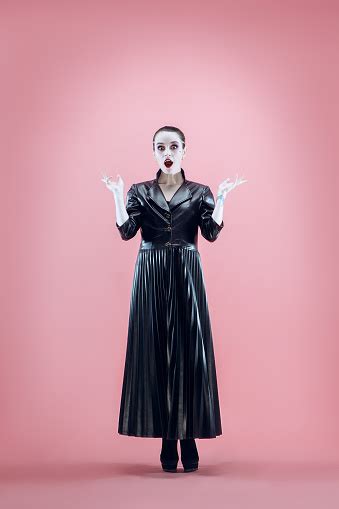 할로윈입니다 밝은 블랙 할로윈 메이크업 검은색과 흰색으로 아름 다운 여자 가죽에 대한 스톡 사진 및 기타 이미지 가죽 공포