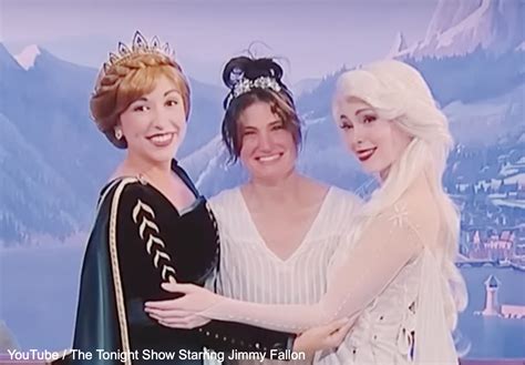 『アナと雪の女王』イディナ・メンゼル、ディズニーワールドで体験した「気まずい」エピソードを明かす！ 「パークにいるエルサやアナと一緒に写真を